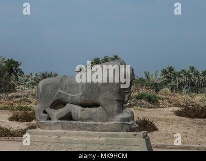 Statue of Babylonian lion in Babylon ruins, Iraq Stock Photo - Alamy
