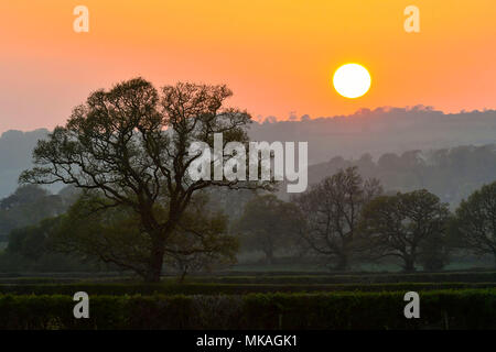 Mosterton, Dorset, UK. 7th May 2018. UK Weather. The sky turns bright ...