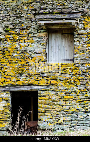 An old stone barn in the Troutbeck Valley, near Windermere, Lake ...