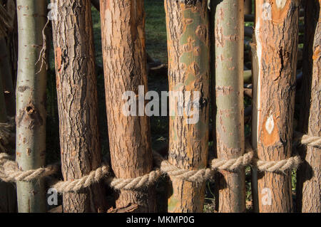 Rope tied around post Stock Photo - Alamy