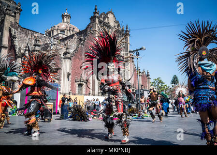Aztec ritual dance show next to the Metropolitan Cathedral, Zocalo ...