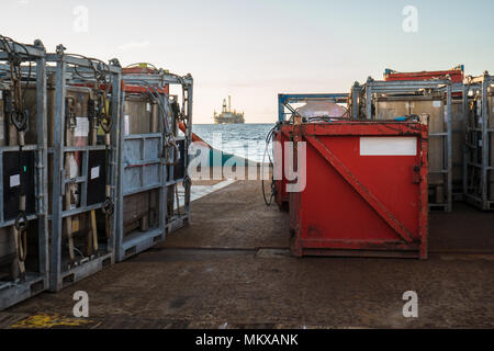 offshore supply boat delivers cargo to oil rig platform Stock Photo - Alamy