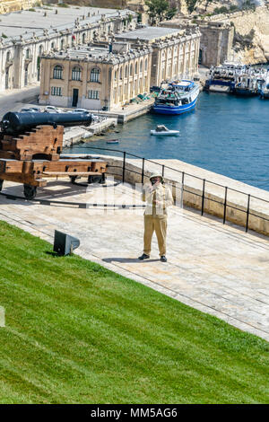 Maltese soldier prepares to fire from cannon Stock Photo - Alamy