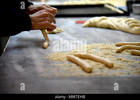 Aleppo, Syria. 6th May, 2018. Bakers prepare sesame seed breadsticks in ...