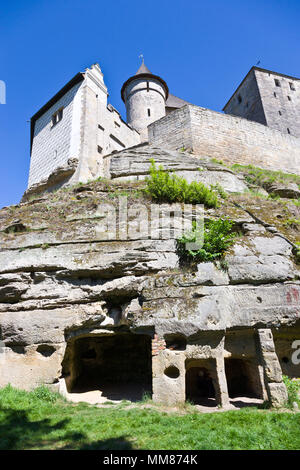 skalní obydlí, gotický hrad Kost u Sobotky, Cesky raj, Ceska republika ...