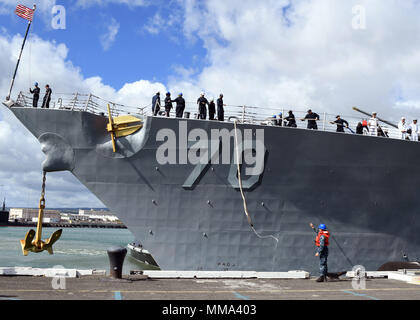 PEARL HARBOR (Sep. 28, 2017) Line handlers aboard guided-missile ...