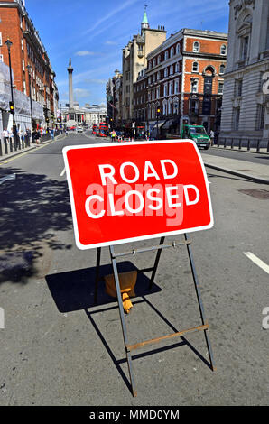 Road Closed sign in the UK Stock Photo - Alamy
