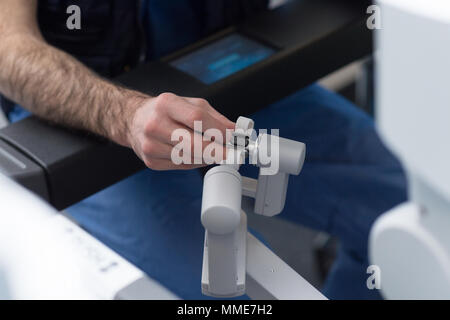 Keyhole kidney removal surgery. Close-up of the incision used to remove ...