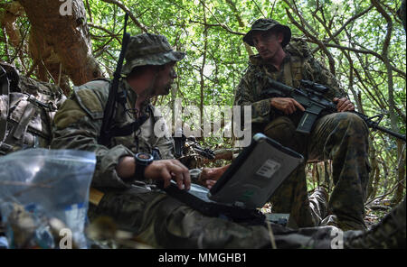Students with the Marine's Reconnaissance Team Leader Course infiltrate ...