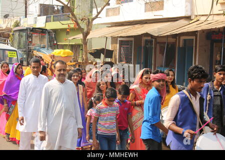 Indian village wedding parade Stock Photo - Alamy