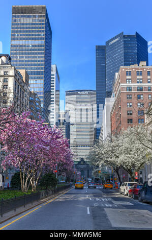 The Metlife building and the historic building at Park avenue, Midtown ...