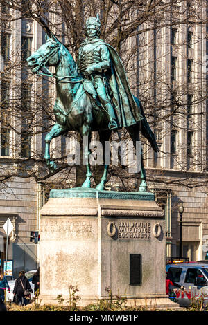 the bronze statue honoring George Washington and Seneca leader Guyasuta ...
