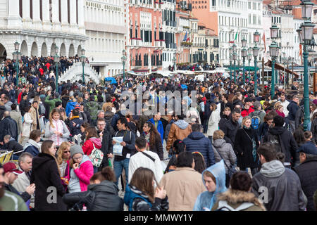VENICE ITALY VENICE Busy crowds of tourists visiting Venice from cruise ...