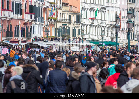 VENICE ITALY VENICE Busy crowds of tourists visiting Venice from cruise ...