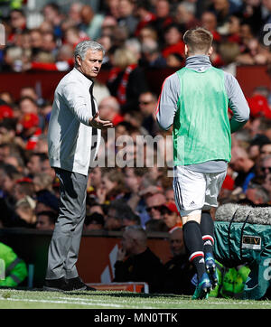 Luke Shaw of Manchester United speaks with Lisandro Martinez of ...