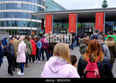 Visitors queuing at Tower of London ticket booths Stock Photo - Alamy