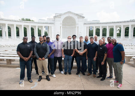 Baltimore Ravens offensive line coach Joe DÕAlessandris warms up his ...