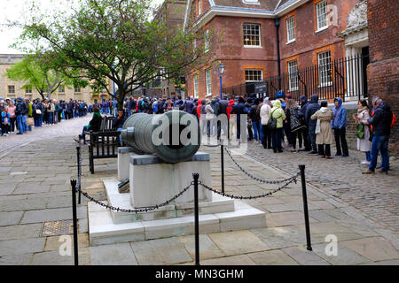 Queues to see the crown jewels at The Tower of London UK Stock Photo ...