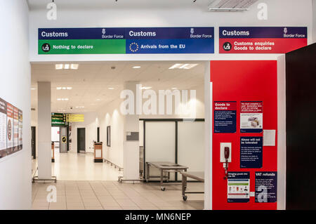 Green Channel 'nothing to declare' Customs passenger scrutiny point at ...