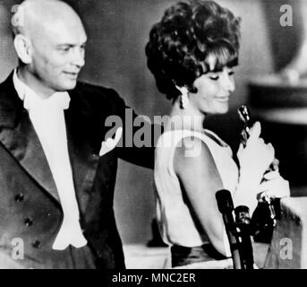 ACTOR YUL BRYNNER AND ACTRESS ELIZABETH TAYLOR AT THE OSCAR CEREMONY ...