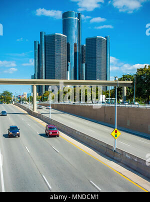 Freeway traffic into downtown detroit business district Stock Photo - Alamy