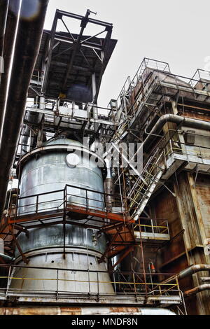 CRACKING TOWER OIL REFINERY Stock Photo - Alamy