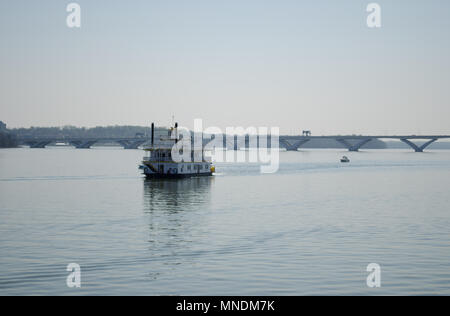 Boat in Potomac river Washington DC Stock Photo - Alamy