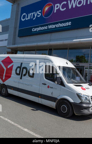 Currys electrical goods retailer frontage seen from street. - Greenwich ...