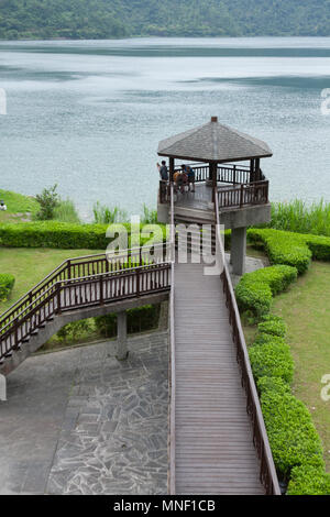 Liyu Lake or Carp Lake's overlook pavilion and rest area, Shoufeng ...
