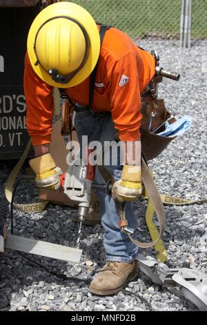 Electrical lineman working on power pole from lift truck bucket Stock ...