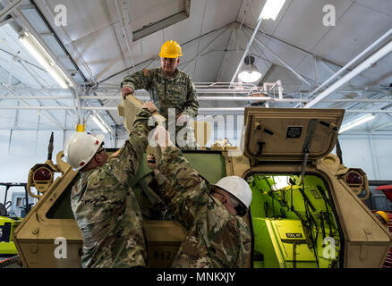 U.S. Army Reserve mechanics from across the 200th Military Police ...
