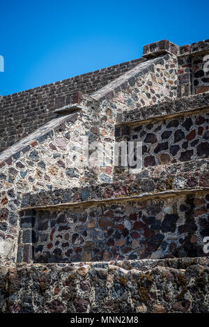 Platform along the Avenue of the Dead showing the talud-tablero ...