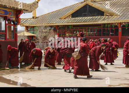 Tibetan nuns sweeping, Yarchen Gar, Sichuan, China Stock Photo - Alamy
