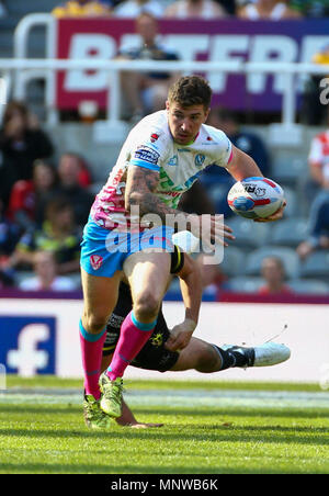 Mark Percival (4) of St Helens makes a break forward with the ball ...