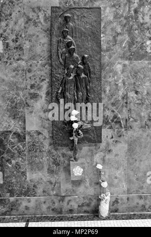 White Rose Memorial - Anti-Nazi Resistance Pamphlets at Geschwister ...
