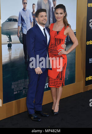 Jerry Ferrara and girlfriend Breanne Racano have lunch at Alfred's ...