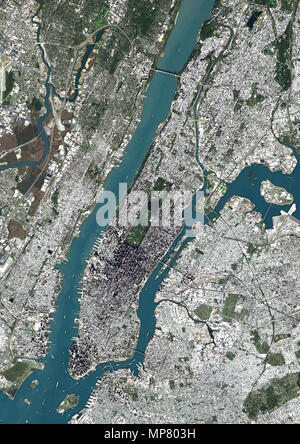 An aerial view of the Harlem River, Manhattan on the right, and the ...