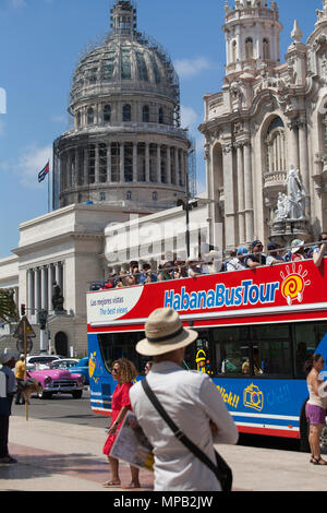 The bus in Havana Stock Photo - Alamy