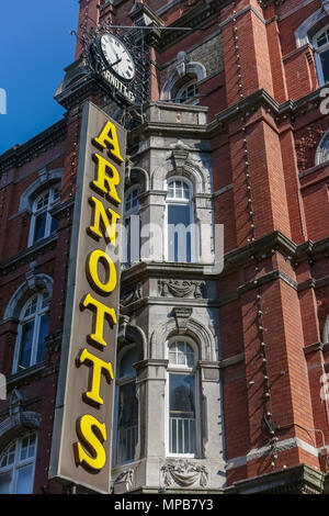 Shopping Concept - Close up Portrait young beautiful attractive redhair ...