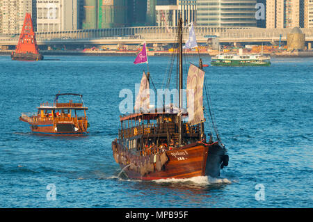 Traditional Chinese junks, Victoria harbor, Hong Kong, China Stock ...