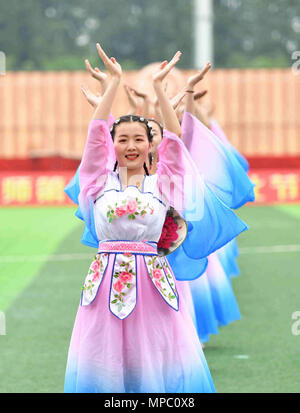 Kindergarten teachers and students in the art class Stock Photo - Alamy