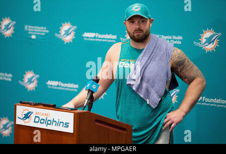 Miami Dolphins center Daniel Kilgore (67) at Miami Dolphins practice at ...