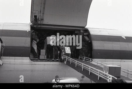 MEN UNLOADING CARGO OFF A PLANE Stock Photo - Alamy