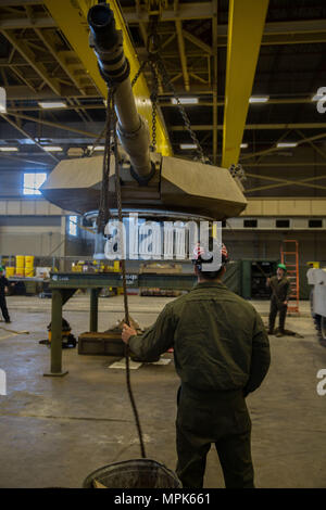 Marines hold ropes to steady an M1A1 Abrams tank’s 120mm turret before ...