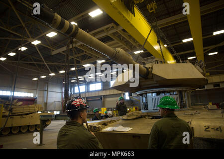 Marines hold ropes to steady an M1A1 Abrams tank’s 120mm turret before ...