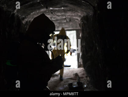 U.S. service members attending Naval School Explosive Ordnance Disposal ...