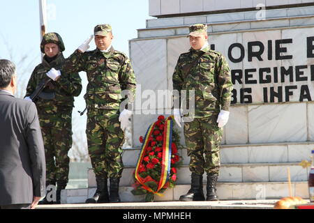 Romanian Army veterans salute during a ceremony Stock Photo - Alamy