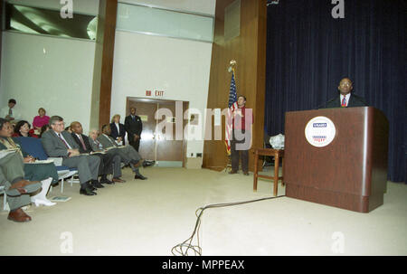 man accepting award speaking at podium Stock Photo - Alamy