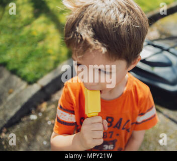 boy eating a popsicle Stock Photo - Alamy