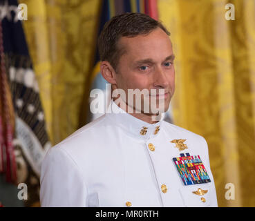 Retired Master Chief Britt Slabinski, left, a U.S. Navy Seal and Medal ...
